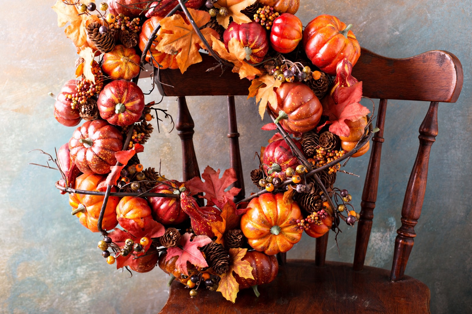12 Exciting and Creative Ways to Decorate With Fall Colors | Color Meanings