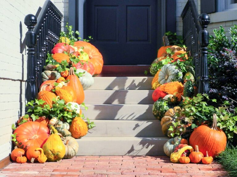 12 Exciting and Creative Ways to Decorate With Fall Colors | Color Meanings